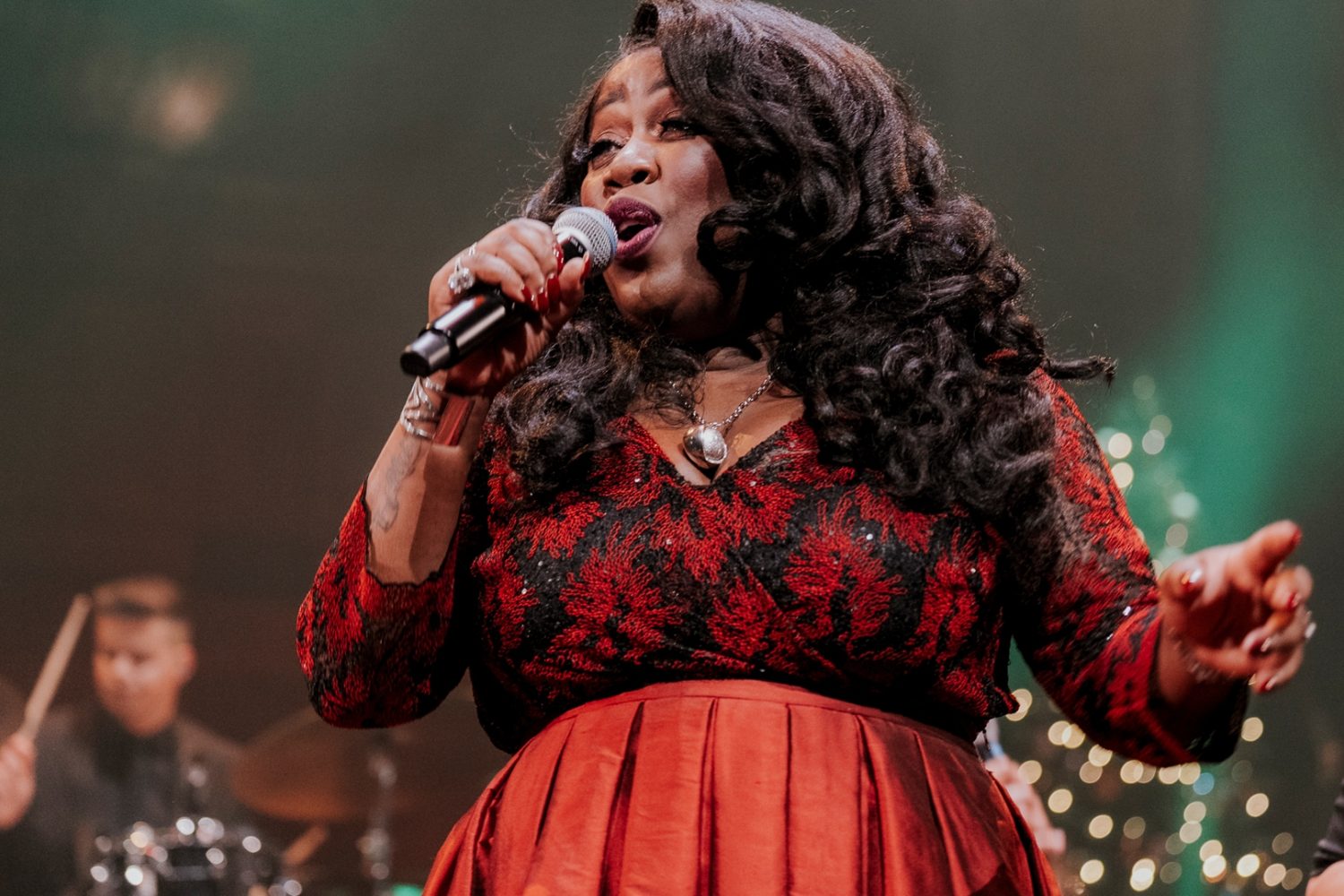 In beeld: Celebrate Christmas with Berget Lewis and Friends ...