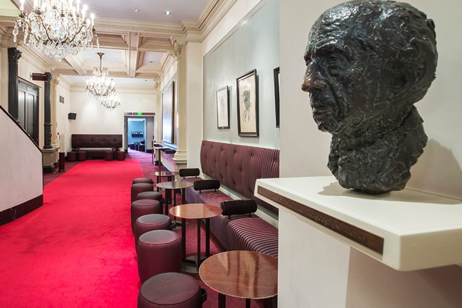 Kunst in het gebouw: buste van Oskar Back - Het Concertgebouw