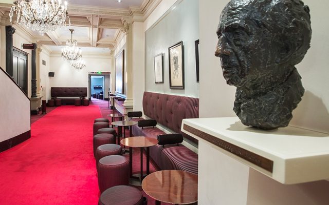 Kunst in het gebouw: buste van Oskar Back - Het Concertgebouw